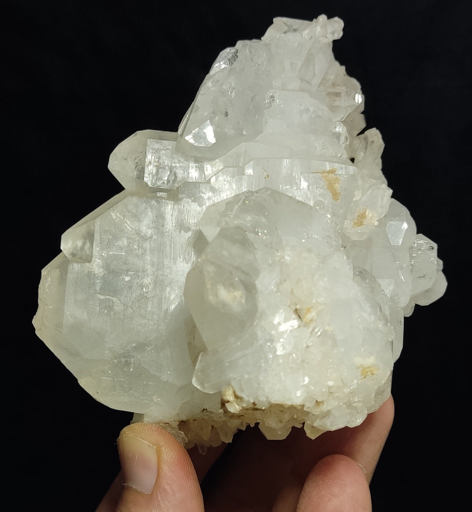Very aesthetic faden Quartz cluster 510 grams – Latif Creations